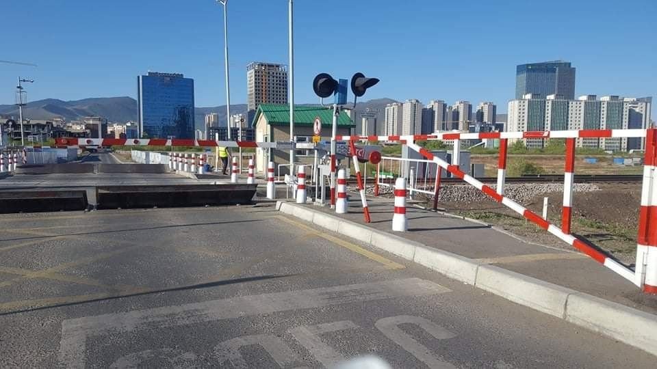 Хүүхдийн паркийн урд хэсэг дэх төмөр замын түр гармыг арванхоёрдугаар